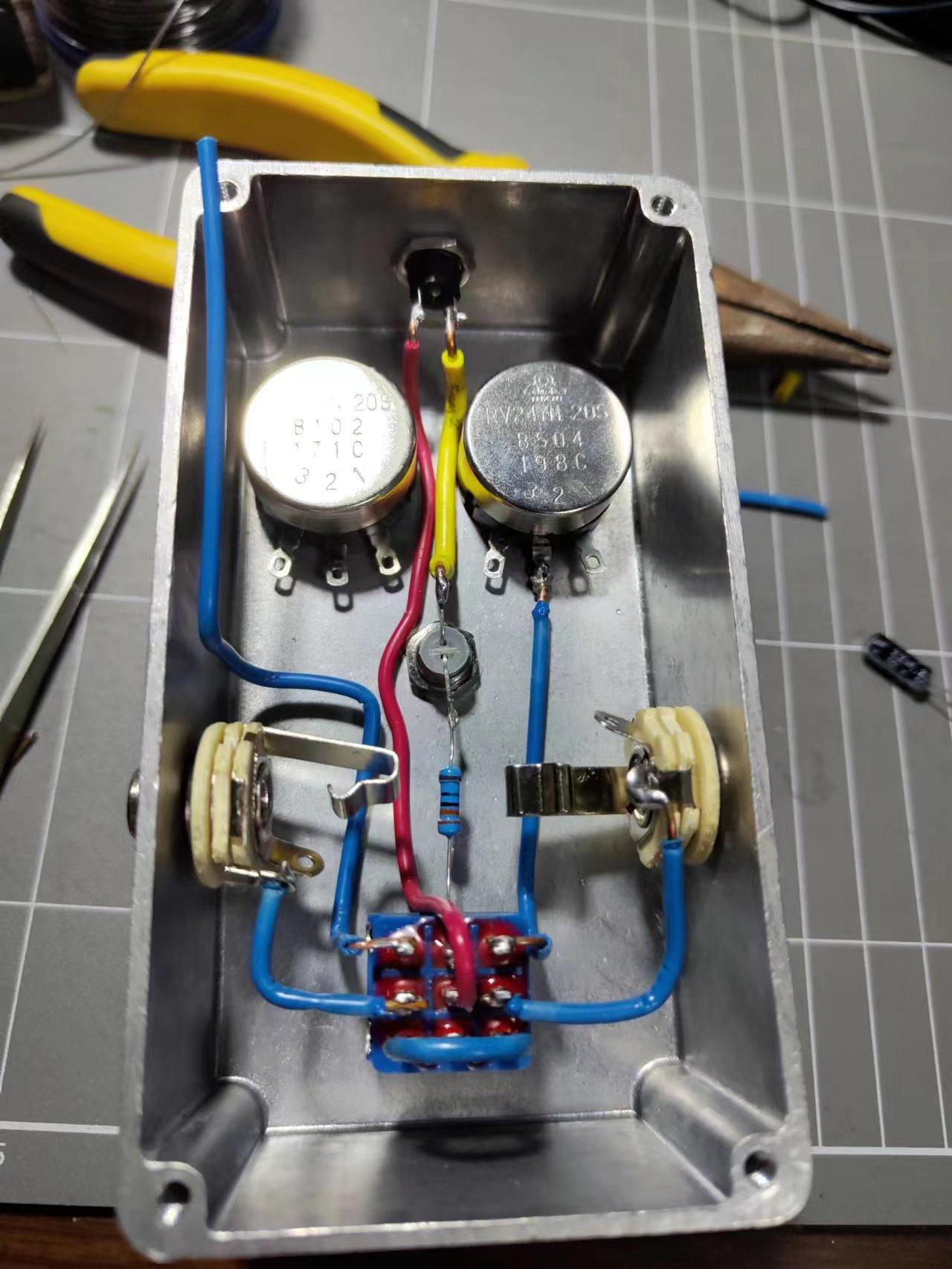 DIY FUZZ FACE自己做个法兹效果器记录一下 - 哔哩哔哩