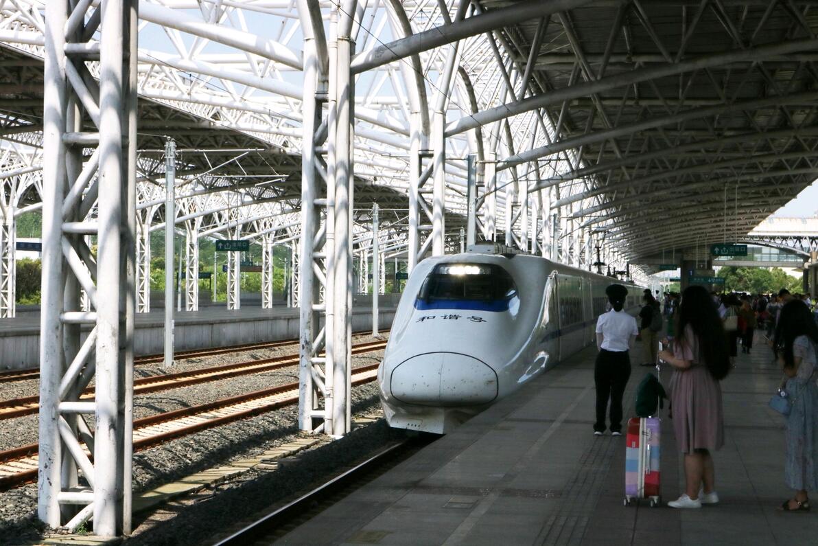 CRH2A型动车组乘坐体验 - 哔哩哔哩