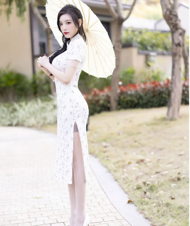 秀人网性感女神杨晨晨Yome白色旗袍搭配灰丝海南岛旅拍 - 哔哩哔哩