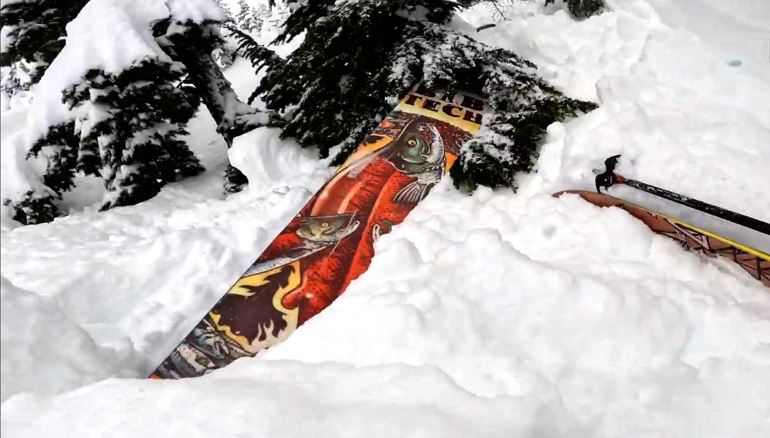 男子倒栽葱被雪活埋，再过几分钟就没命，滑雪者：突然发现不对劲 - 哔哩哔哩