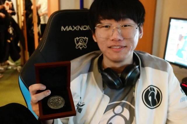 【英雄联盟梦回S8】IG夺冠创下的5大历史纪录，打破了1885天的LCK王朝！ 队员背后故事 - 哔哩哔哩