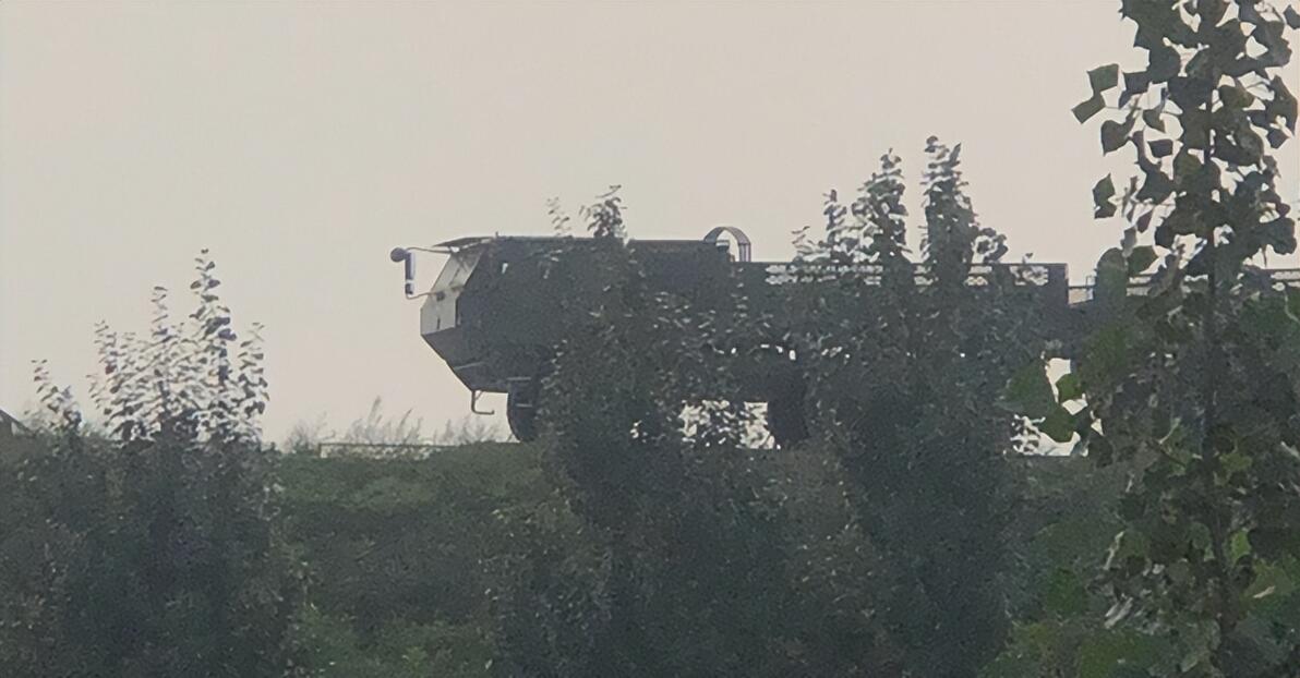 国产HMV3三代重卡集结？装甲驾驶舱让人放心，底盘较低适合空运 - 哔哩哔哩