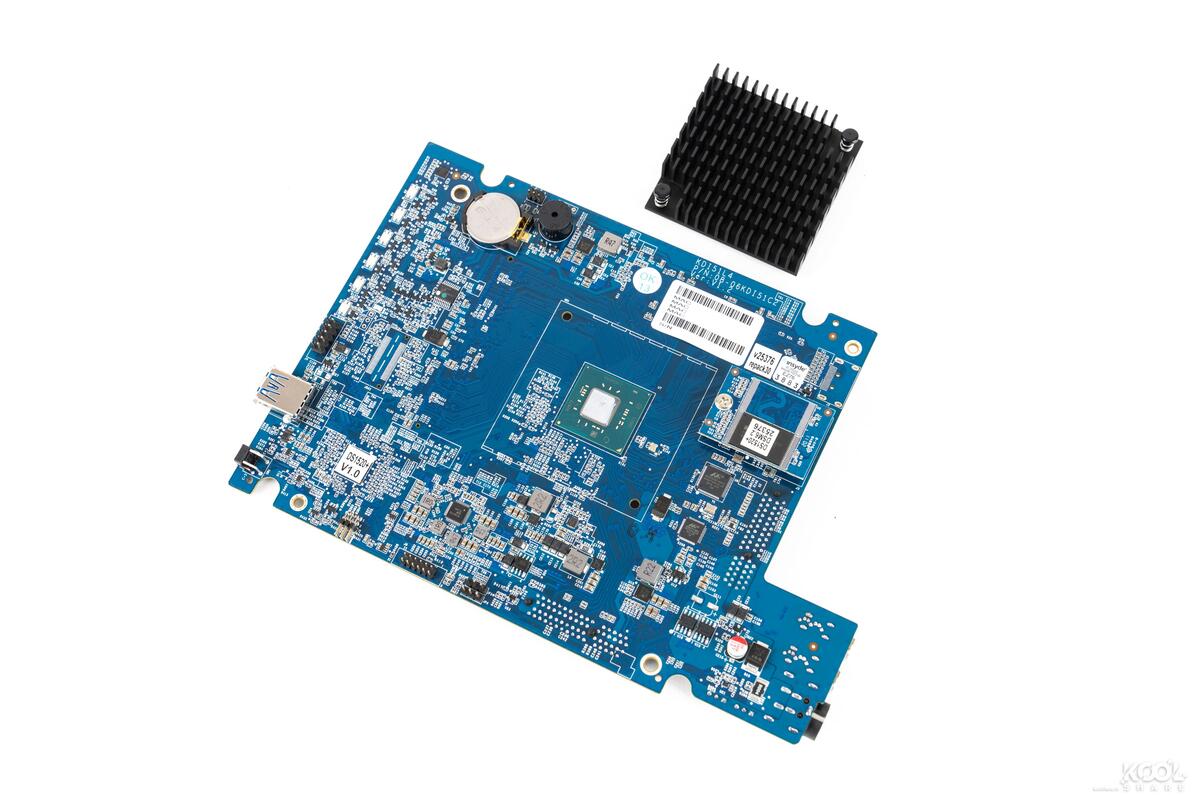 Synology 群晖 DS1520+ 五盘位NAS 开箱拆解评测 - 哔哩哔哩