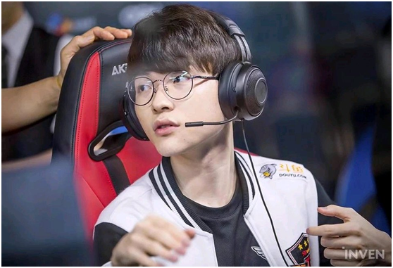 Faker王者回归拿LCK冠军哽咽：去年因自己菜没夺冠，觉得很对不起队友！ - 哔哩哔哩