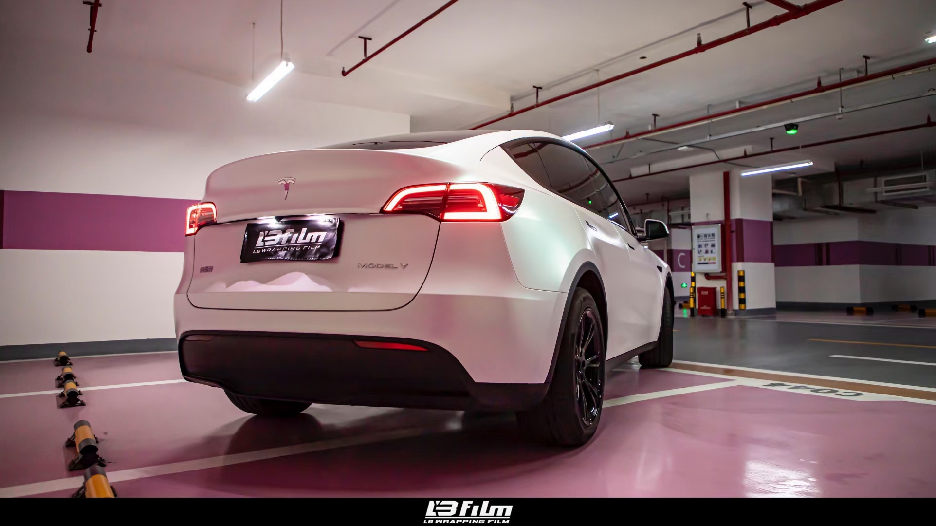 特斯拉modely-LB改色膜哑面金属曙光白，质感满满 - 哔哩哔哩