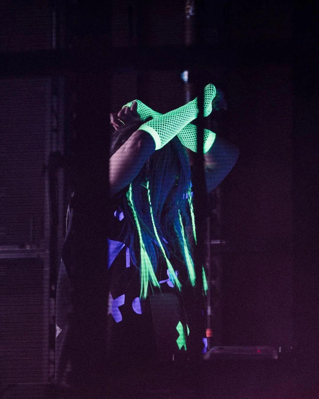 Alison Wonderland小号项目Whyte Fang新专反响热烈，挺孕身霸气完成小号身份舞台首秀 - 哔哩哔哩