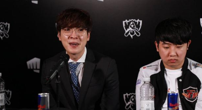 SKT遭3：1击溃 赛后采访SKT监督kkoma落泪：对不起我的队员 - 哔哩哔哩