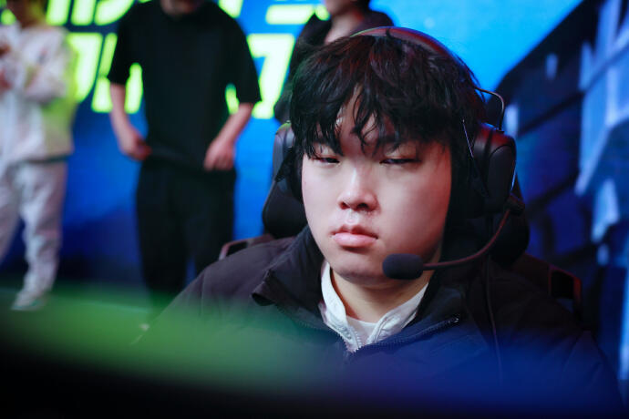 BLG上全首发？BLG分享调试照：knight、Xun都前往了现场！ - 哔哩哔哩