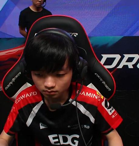 Iboy薇恩输出无解，EDG碾压BLG豪取三连胜，粉丝赛后展望S9！ - 哔哩哔哩