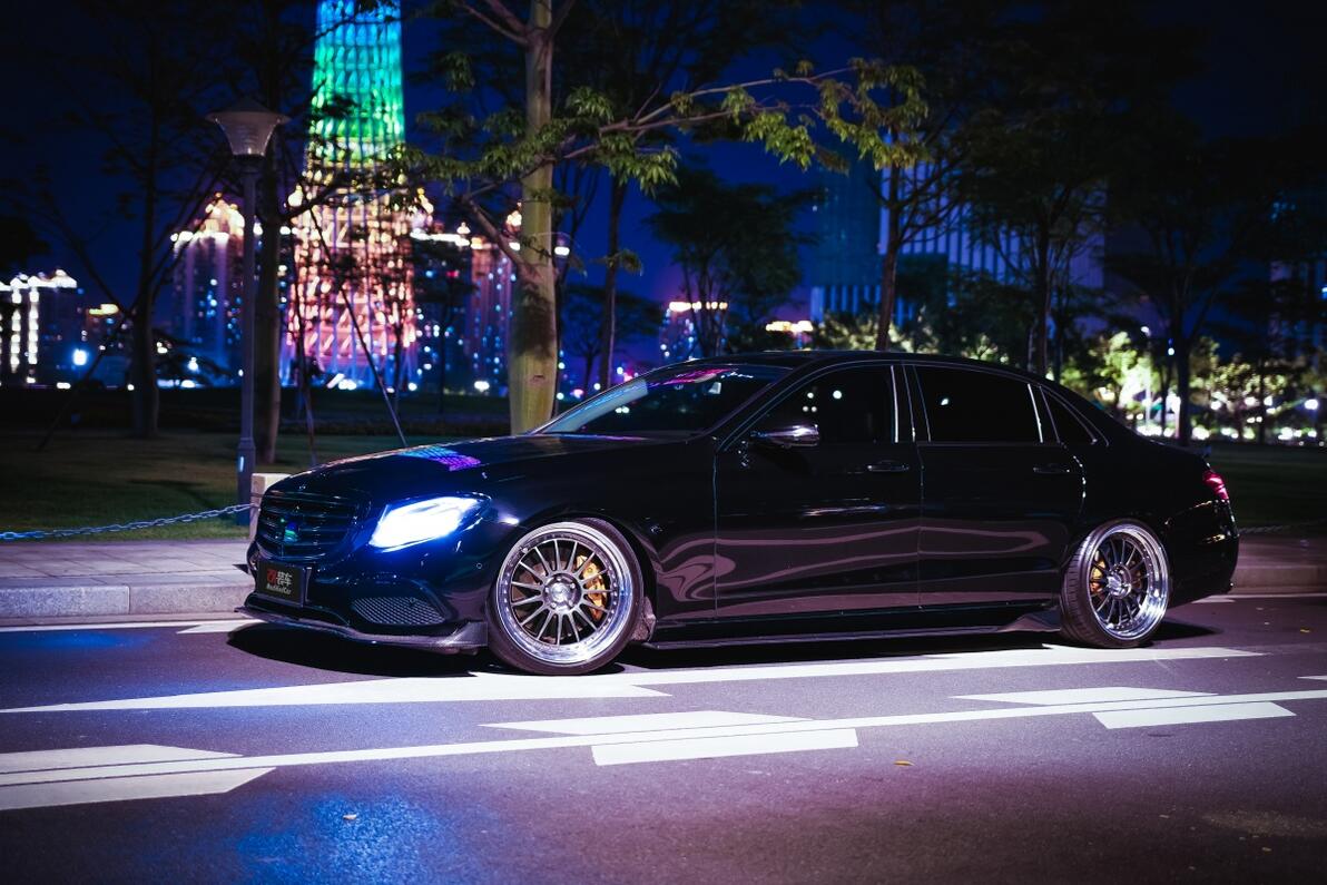 黑武士搭配轻VIP风格，这台奔驰E320L散发着逼人的杀气！ - 哔哩哔哩