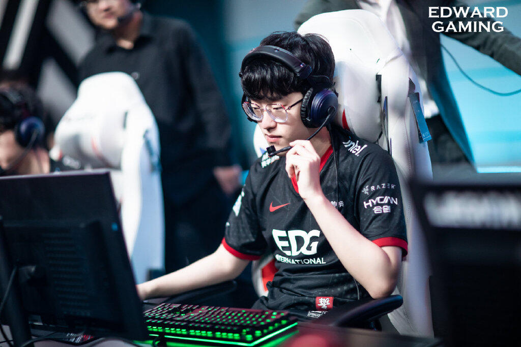 WE豪取五连胜！EDG终结连败止住颓势，V5首胜仅剩最后两次机会 - 哔哩哔哩