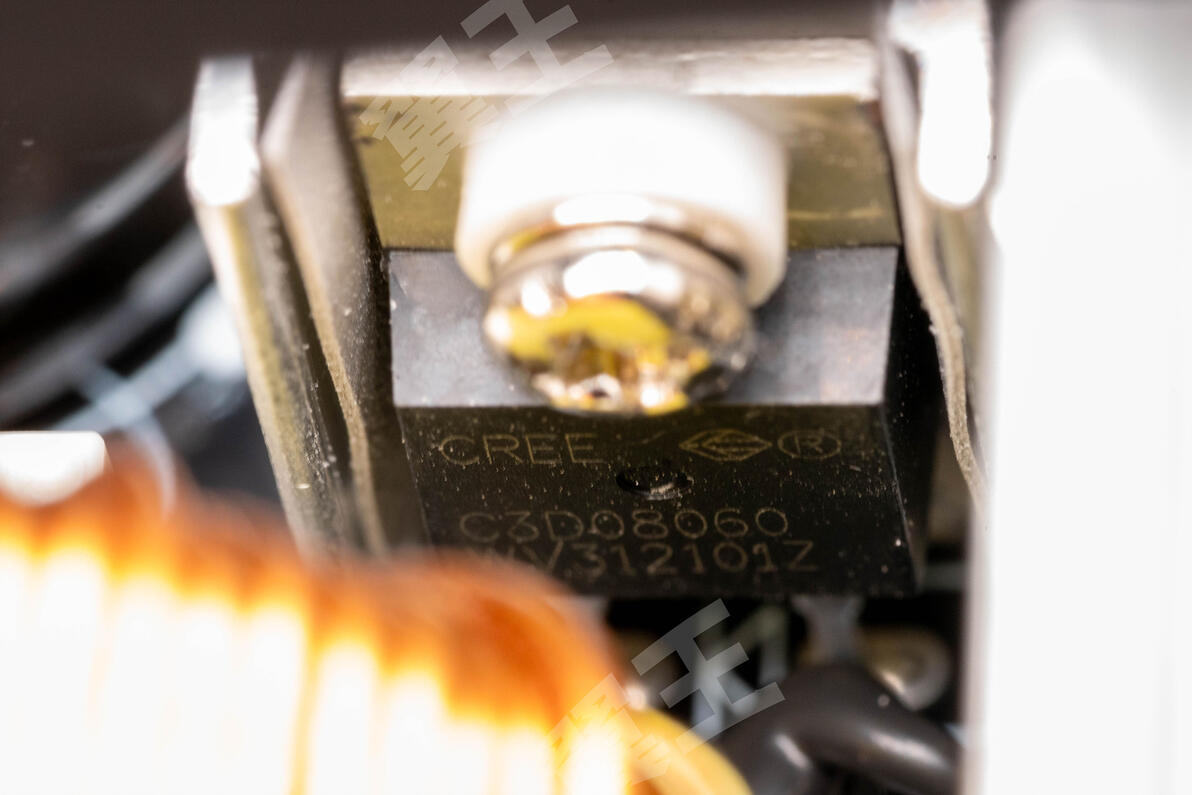 做工用料都挺好，就是性能不达标，艾湃电竞GTR-850M拆解评测 - 哔哩哔哩