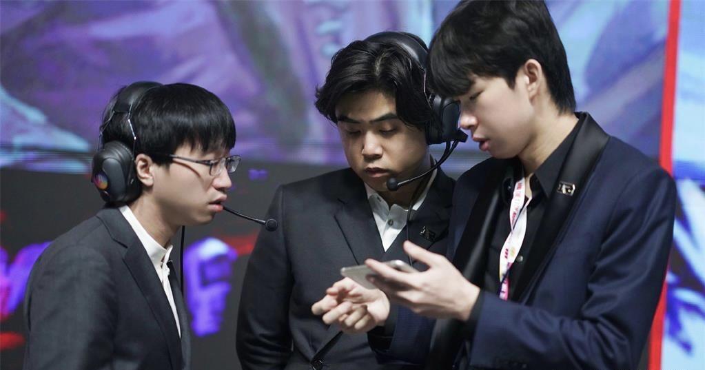 RNG官宣大名单赛训组大换，tabe老婆晒3次术后照，眼睛蒙厚厚纱布 - 哔哩哔哩