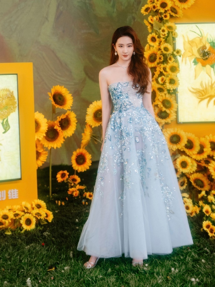 刘亦菲：从神仙姐姐到时尚女王！水蓝抹胸长裙展现优雅浪漫魅力 哔哩哔哩