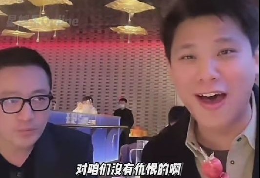汪小菲葛斯齐同框直播，握手言和宣布和解，同吃一串糖葫芦遭吐槽 哔哩哔哩