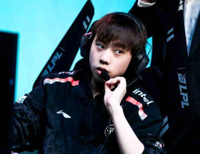 Leave彻底被EDG放弃，已签约韩援AD，Ale爆料是05年的小朋友 - 哔哩哔哩