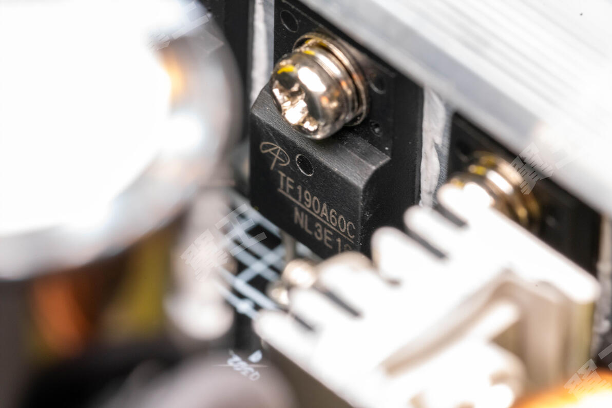 做工用料都挺好，就是性能不达标，艾湃电竞GTR-850M拆解评测 - 哔哩哔哩