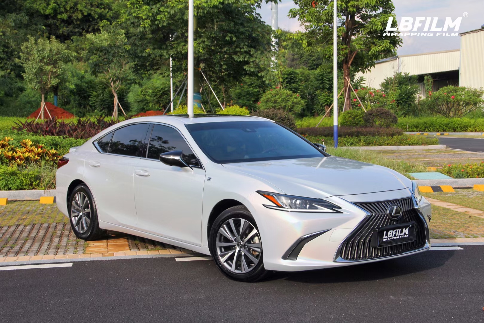 雷克萨斯ES260-LB改色膜镭射白，拒绝平庸！ - 哔哩哔哩