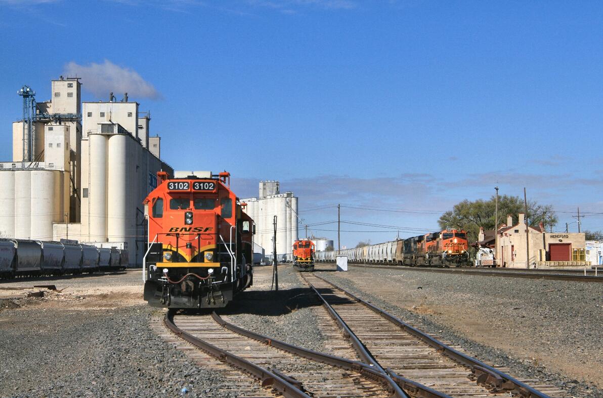 燃烧的罐车:1.8美国德克萨斯州俄克拉荷马货物列车脱轨事故 - 哔哩哔哩