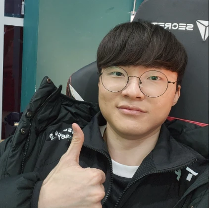 GEN横扫T1，Faker连夜回归参与训练赛，坐在Poby选手边上指导他！ - 哔哩哔哩