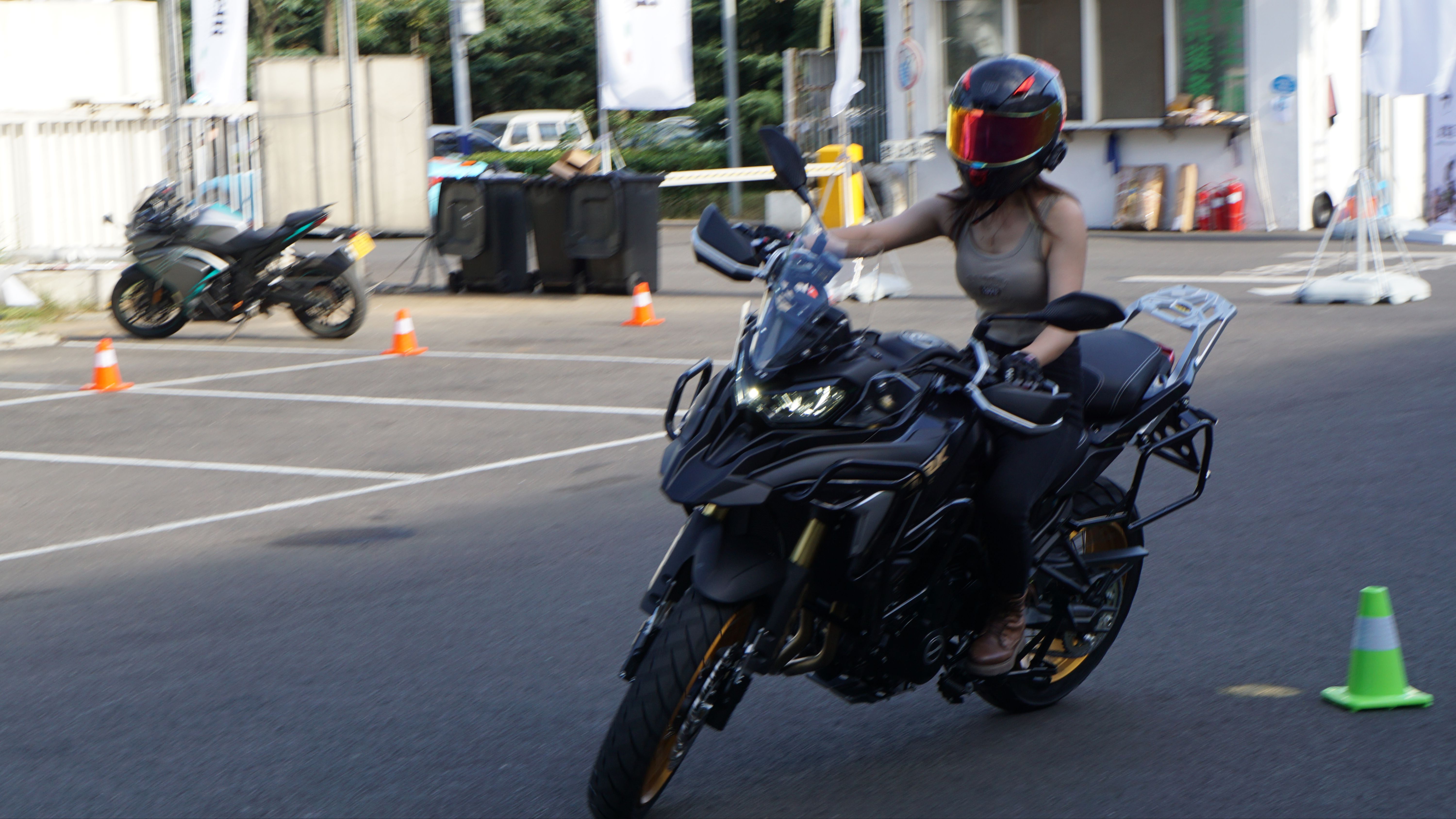 山东青岛BK2摩托院、贝纳利TRK702发布会。 - 哔哩哔哩