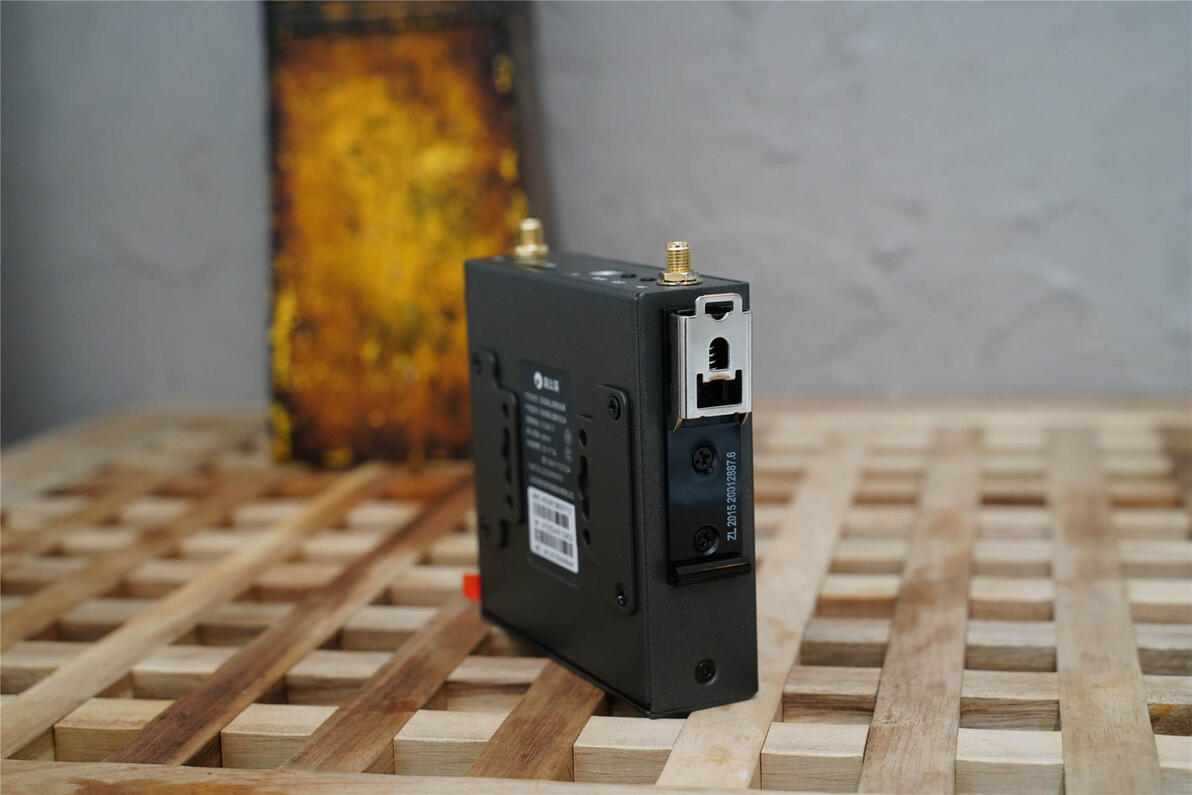 只需一张4G卡，打通网络死角，蒲公英工业路由器R300A评测 - 哔哩哔哩