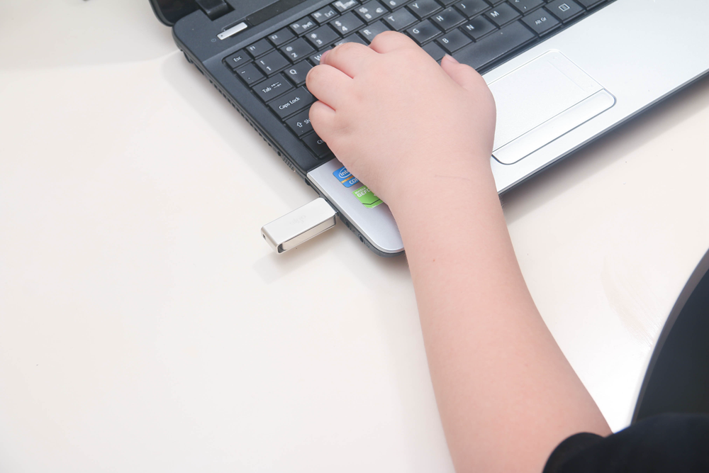 首款40nm“中国芯”U盘再提速！128GB爱国者aigo U330体验 - 哔哩哔哩