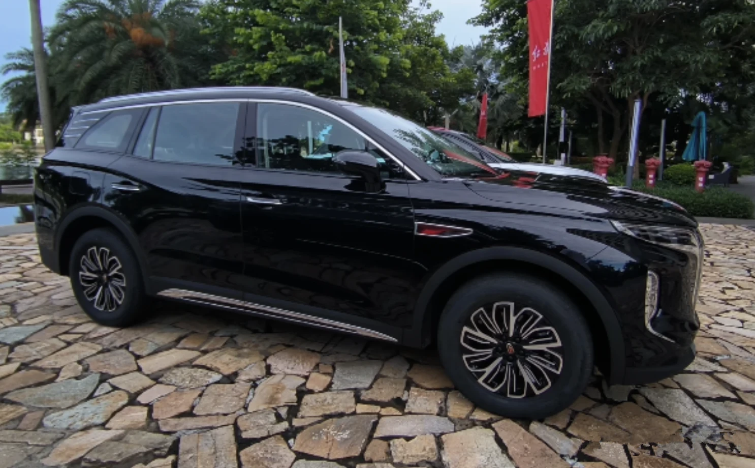 全新红旗HS7最新实车曝光，采用了更加年轻化的风格打造 - 哔哩哔哩