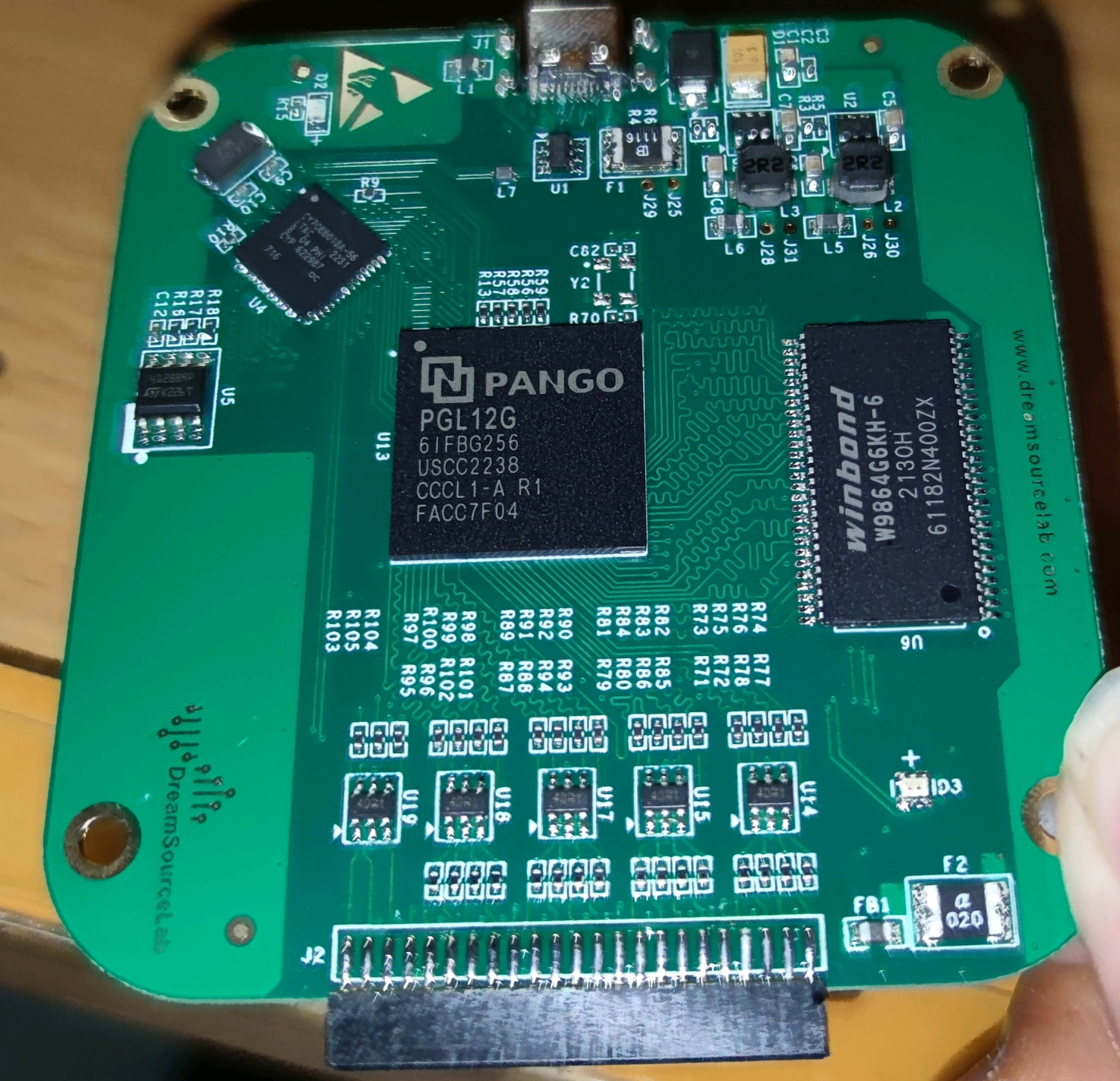 DSLogic U2Pro16 和 DSLogic U2Basic 拆开对比照片 - 哔哩哔哩