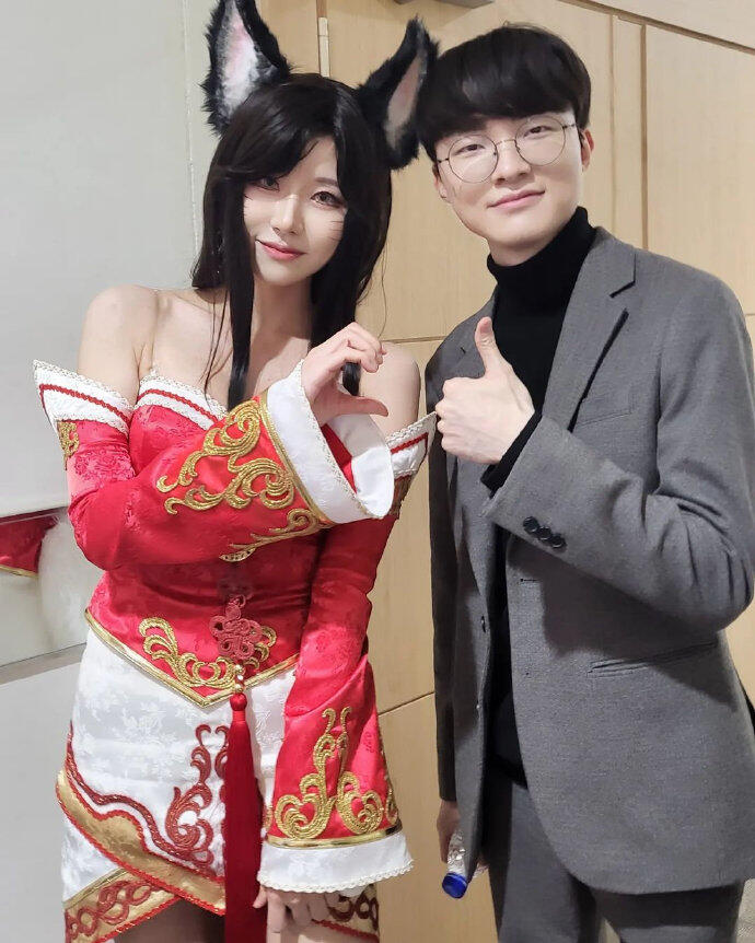 经典复刻！时隔一年，韩国女Coser分享与Faker选手合影照。 - 哔哩哔哩