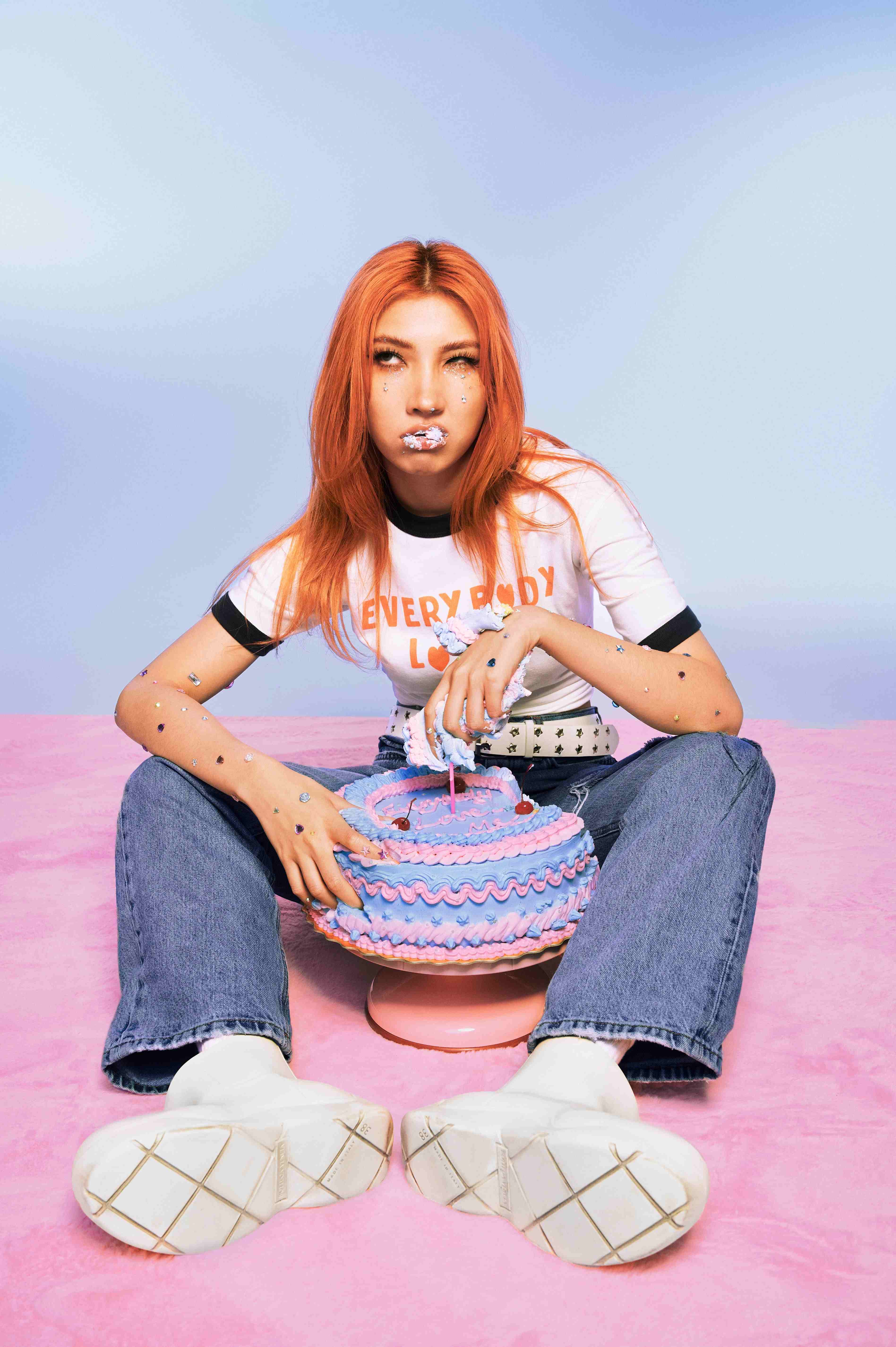 Karencici发行全新个人EP《Everybody Loves Me》 自嘲口吻诠释时下年轻人心声 - 哔哩哔哩