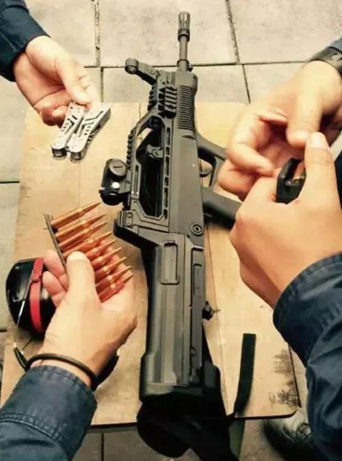 一身皮轨！央视曝光最新95改突击步枪，战术附件随便加！｜轻武专栏 - 哔哩哔哩