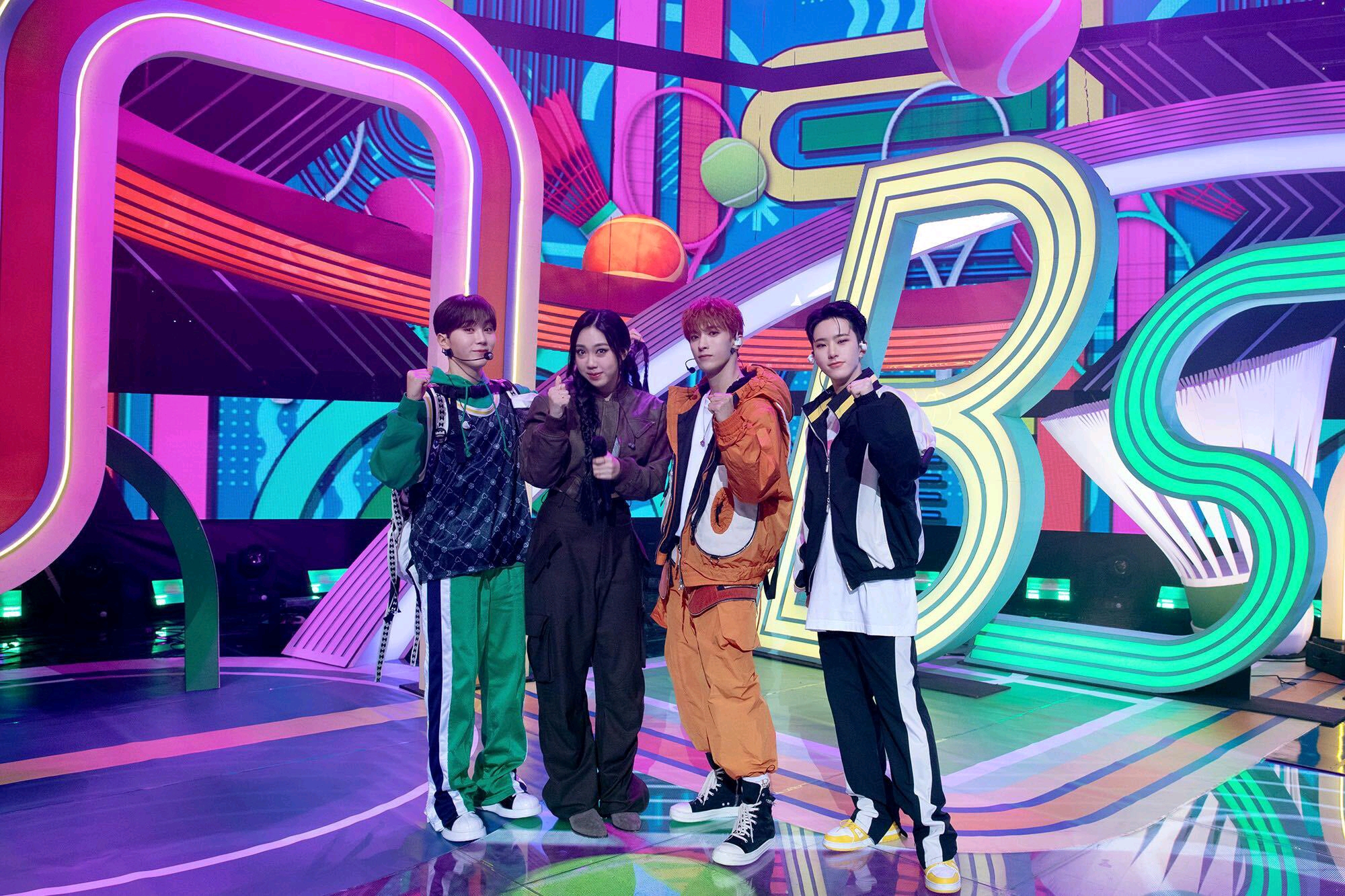 Seventeen夫硕顺首张单曲专辑初动销量61万张,历代小分队最高纪录! 哔哩哔哩