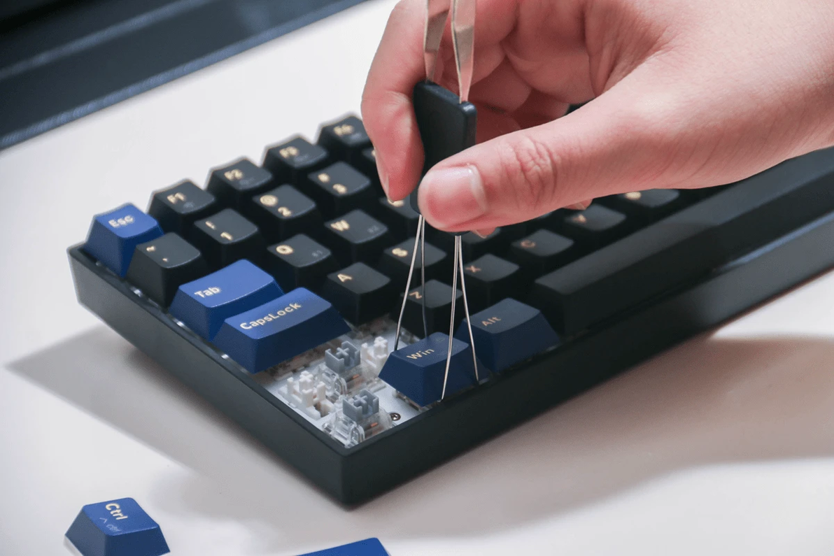 新贵GM1000体验：百元机械键盘新选择，支持三模热插拔，98配列小而美 - 哔哩哔哩