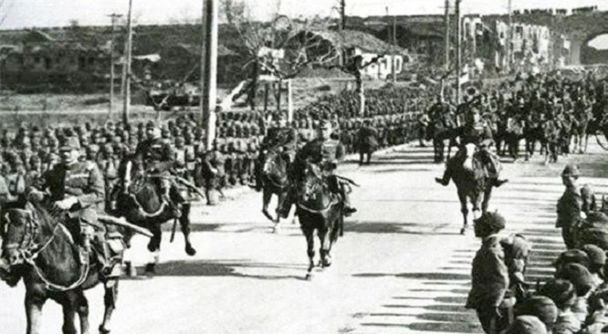 1937年，一张中国孩子坐地哭泣的照片传遍世界，摄影师被日军通缉 - 哔哩哔哩