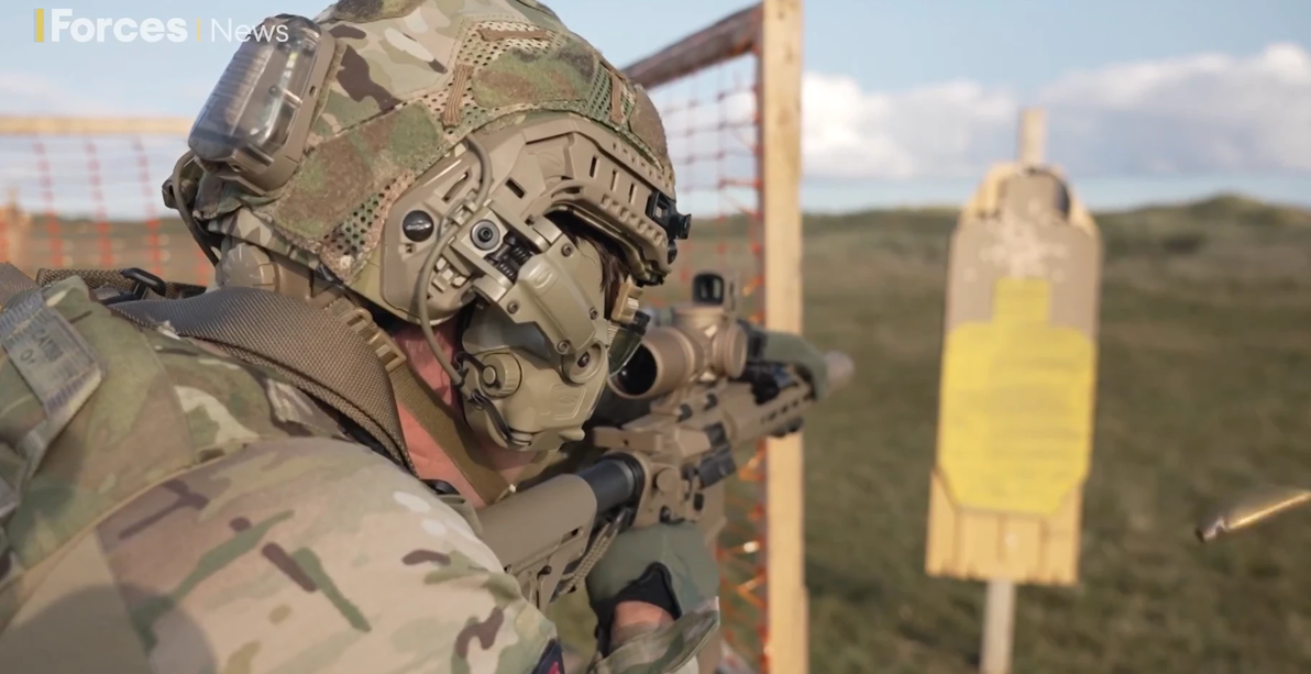 “黑枪”情节——AR15步枪在英军的服役历史与L403A1（KAC KS-1）步枪系统解析 - 哔哩哔哩