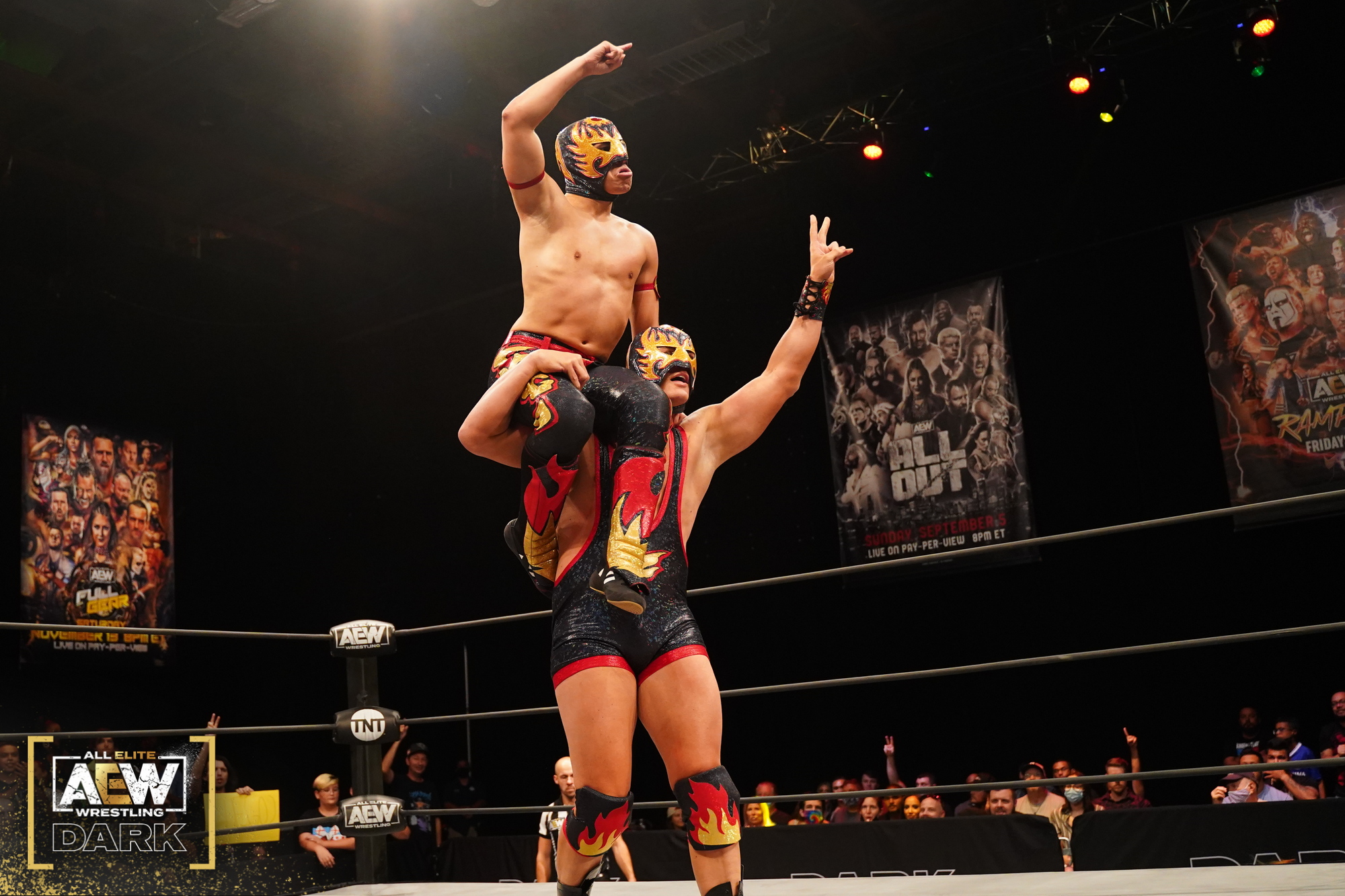 「AEW」蛋妞Bryan Danielson整活角色“INFINITO”首秀Dark（现场照片集）#美国龙 - 哔哩哔哩