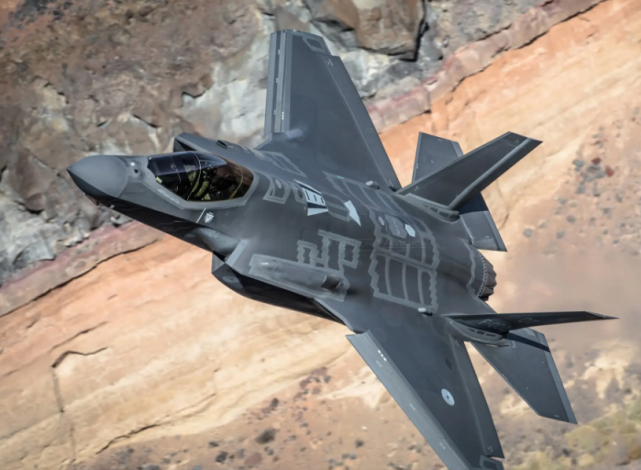 捷克计划买24架，F35多抢手？五代机中的佼佼者，全球近800架 - 哔哩哔哩