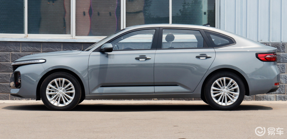 追求性价比，1.5T+8速CVT，好开省油，掀背设计，带你看宝骏RC-5 - 哔哩哔哩