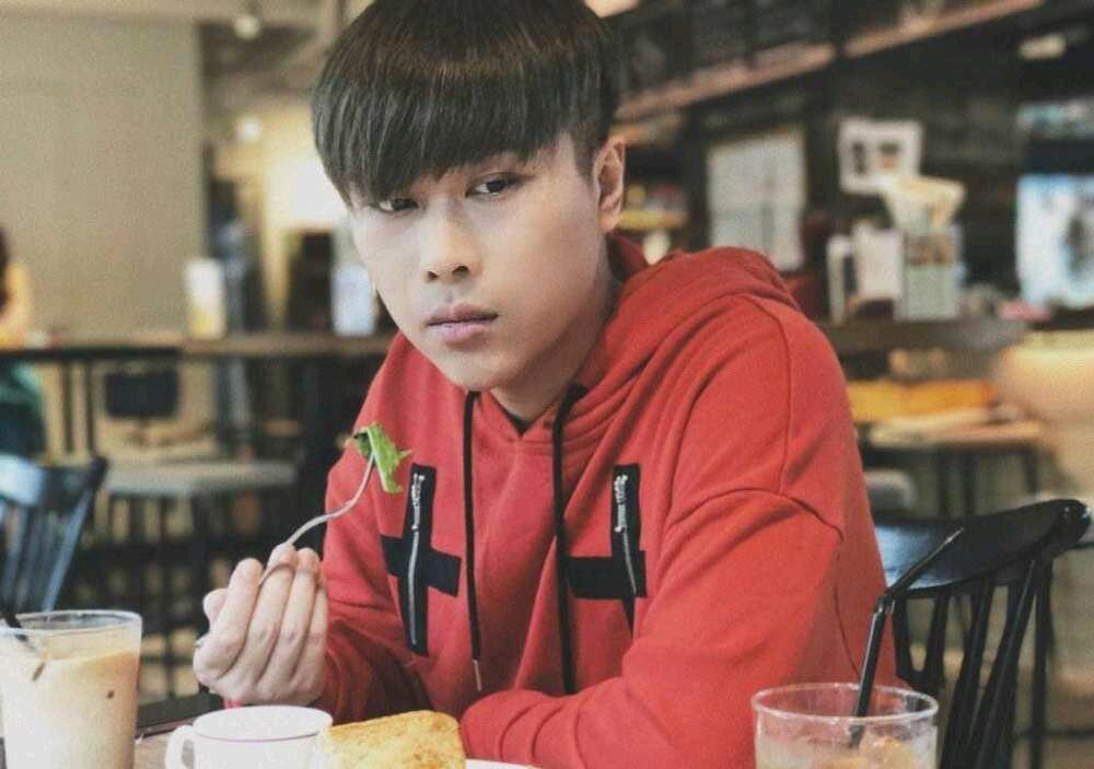 PDD斗鱼首播两小时升到100满级，通过礼物数据来感受电竞圈大佬的真实实力！ - 哔哩哔哩