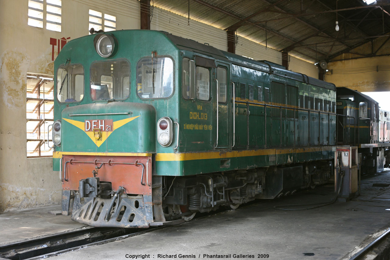 【铁道纪事】不为人知的越南铁路第一代D10H型——普利茅斯CR-8型内燃机车 - 哔哩哔哩