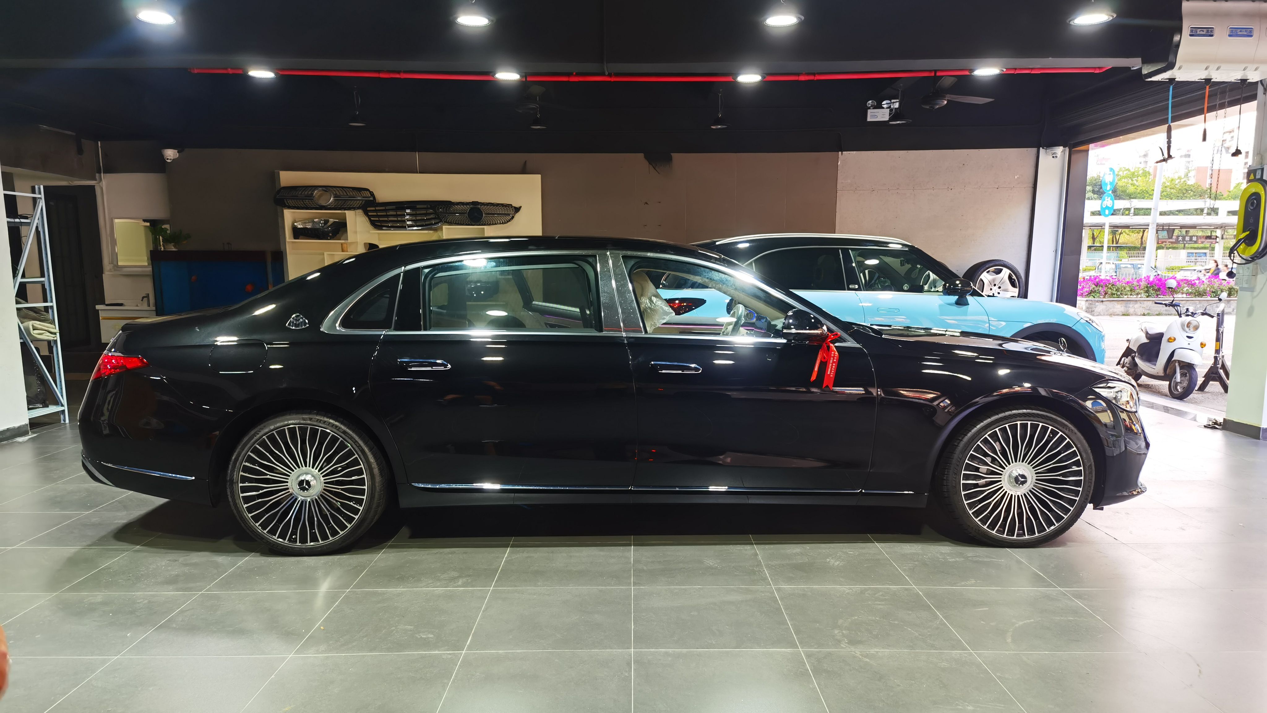 23款迈巴赫S480提车即做高配升级项目，贴车衣，改轮毂，加手势控制、电动后门等 - 哔哩哔哩