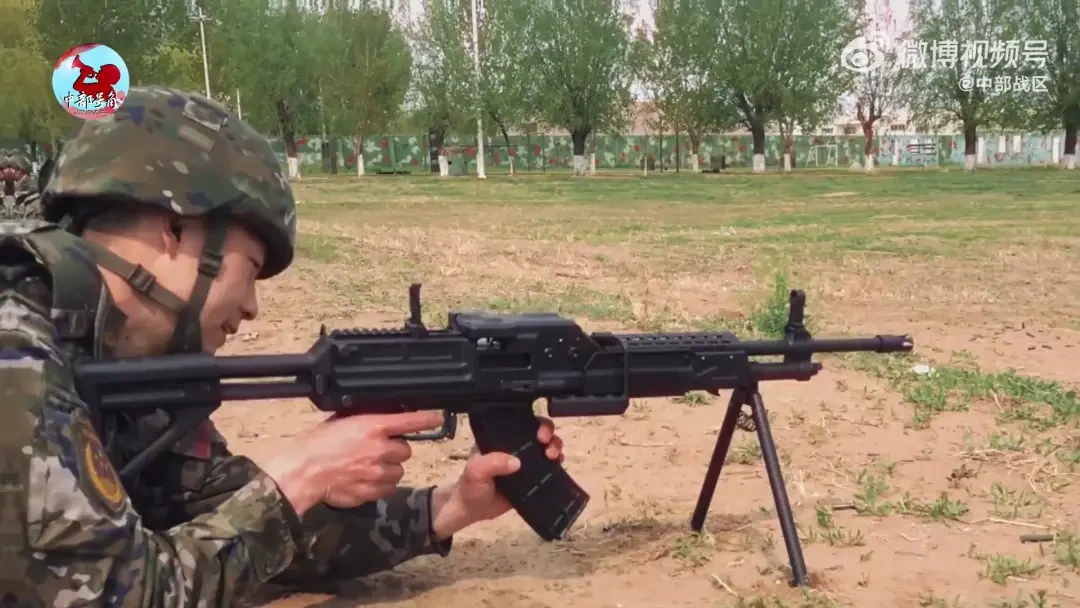 少女前线尚未实装的武器人物设计：QJB201班用机枪 - 哔哩哔哩