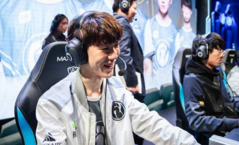 太悬了！The shy谈S8手伤：医生说我右手不能再用了 - 哔哩哔哩