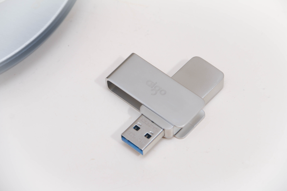首款40nm“中国芯”U盘再提速！128GB爱国者aigo U330体验 - 哔哩哔哩
