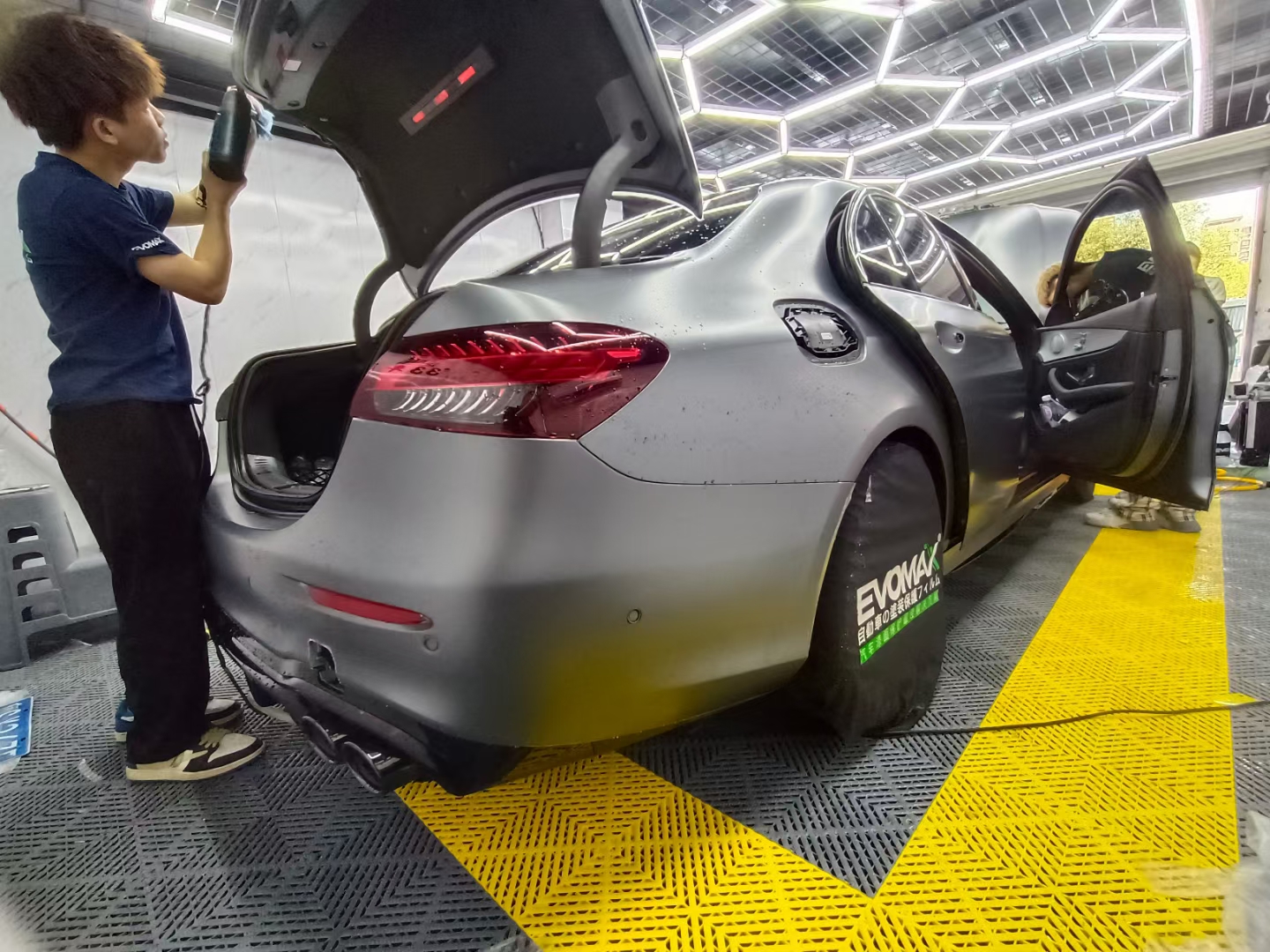 日本进口TPU隐形车衣-EVOMAX易玛哑光车衣（奔驰AMG哑光案例） - 哔哩哔哩