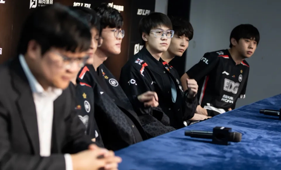 Leave成突破口，BLG斩获三连胜，EDG官博发文致歉要换AD？ - 哔哩哔哩