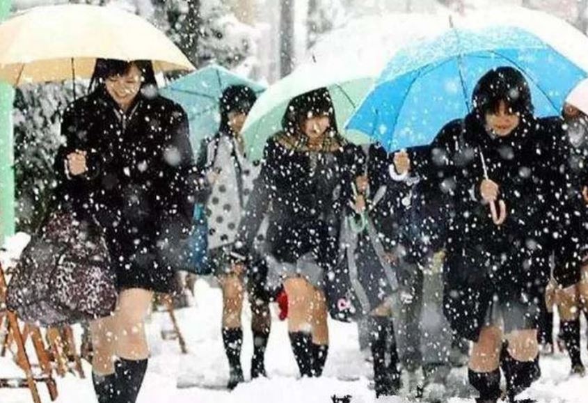 女大学生就算了，为啥连日本小学生冬天都光腿？当妈的能忍？ 哔哩哔哩