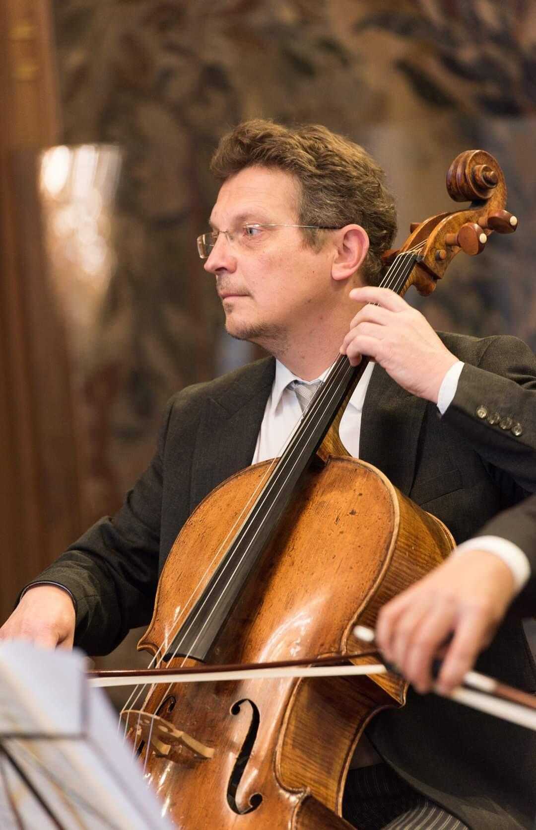 新编维也纳爱乐乐团团员介绍（大提琴/低音提琴篇） - 哔哩哔哩