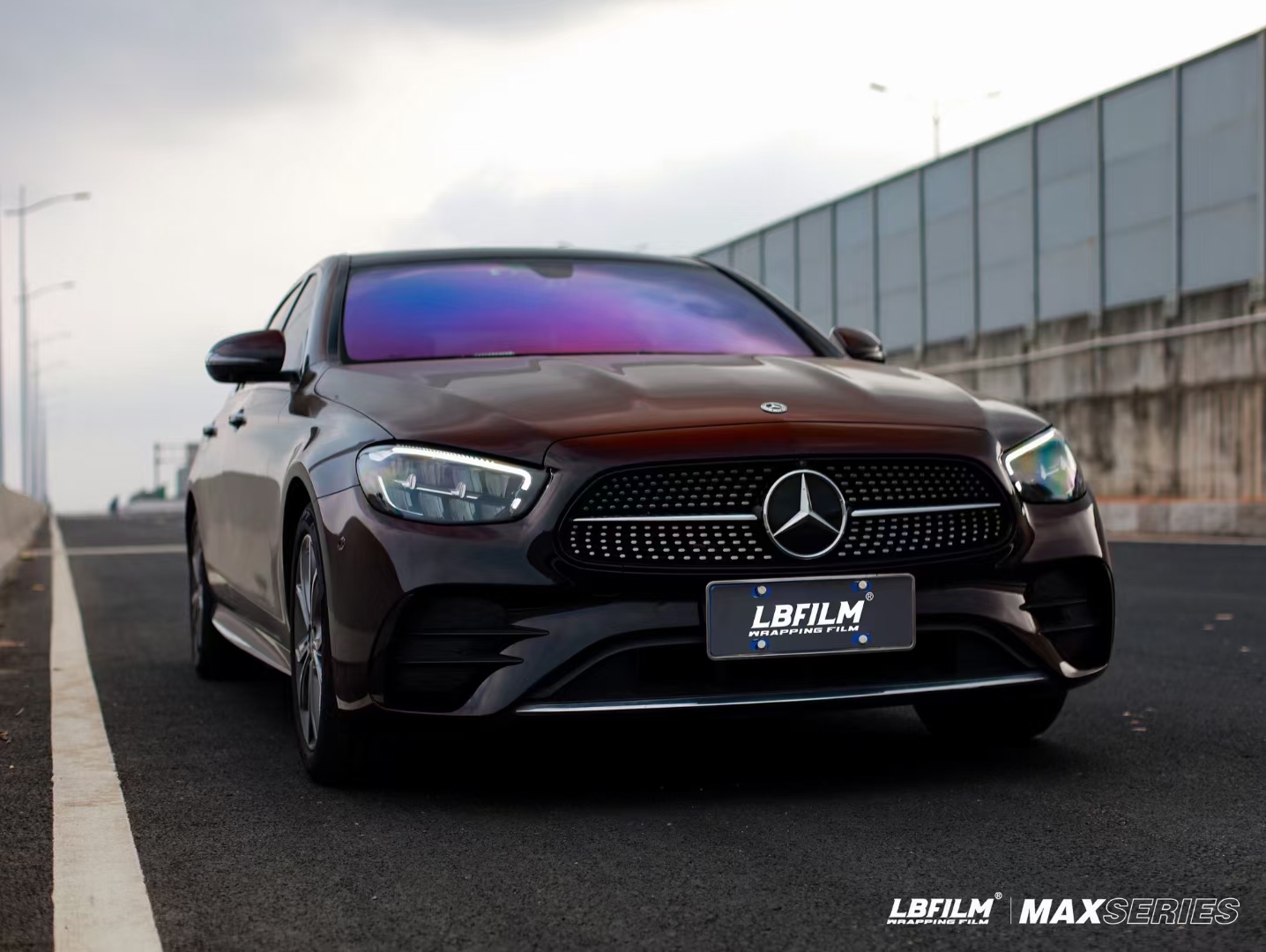 奔驰E300L-LB改色膜黑魅红，充满了魅惑气息！ - 哔哩哔哩